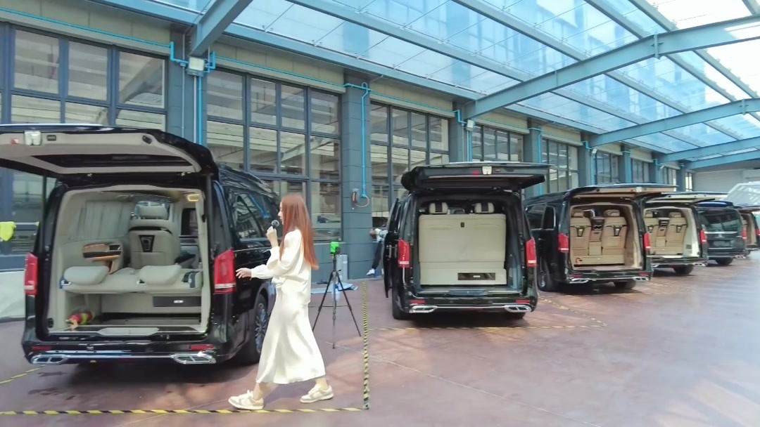首席鉴车官 进口依维柯改装商务车九座 同进口奔驰斯宾特皇宫版