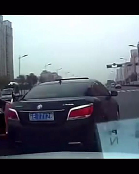 遇到这样的电动车,小车司机也很无奈!监控还原事情经过