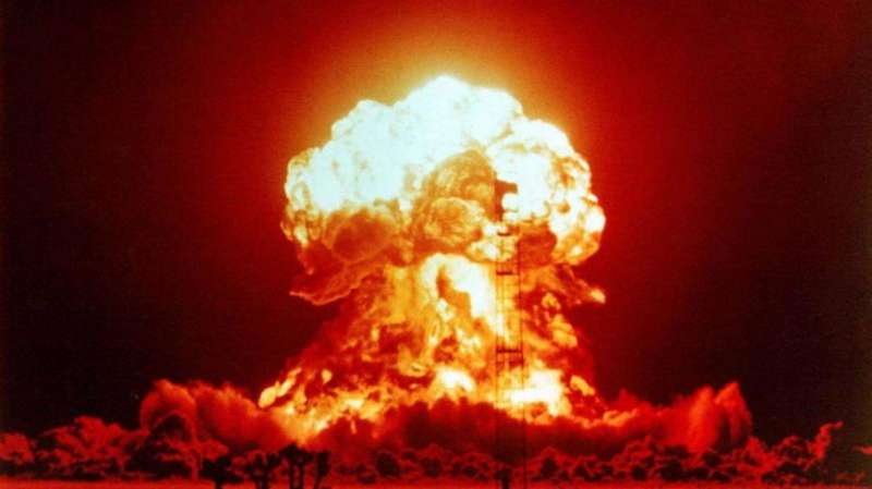 你可能没有想过这个问题,如果核弹在你身边爆炸,你会怎么样呢?