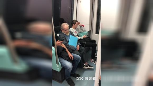 小时候老师说外国人爱学习,做地铁都在看书,直到地铁通了信号后