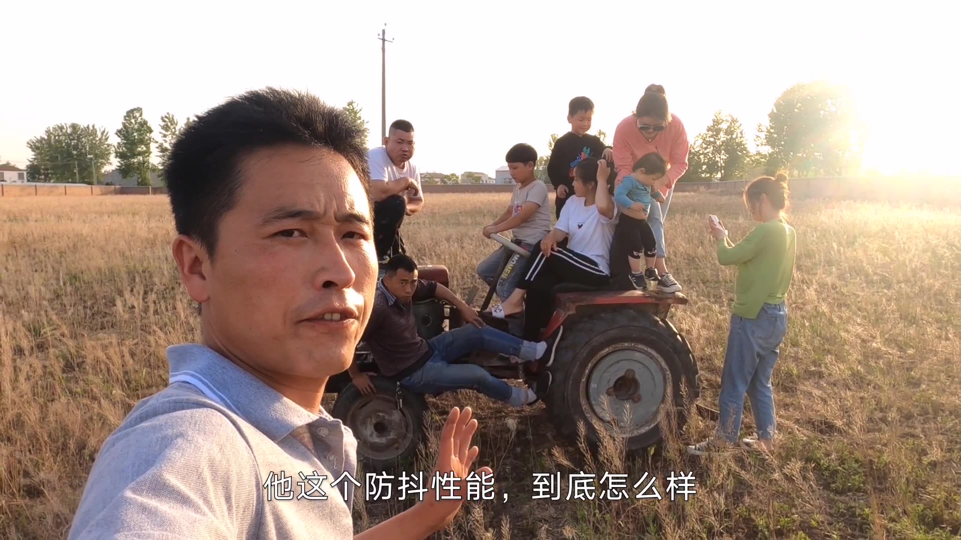 农民买了个gopro8运动相机,安装在拖拉机上面,看看防抖性能