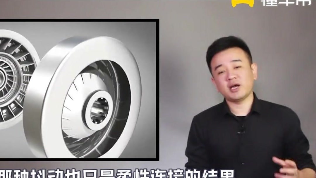 长时间等红灯,挂D挡踩刹车伤不伤车?