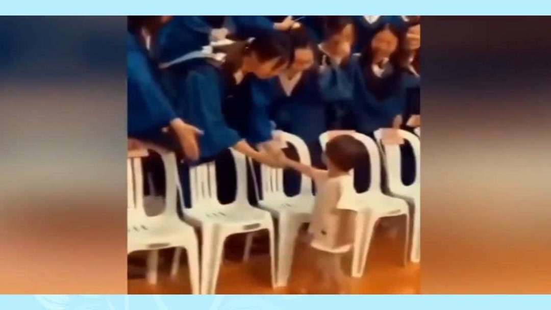 搞笑视频短片:两岁萌娃闯入毕业典礼挨个握手,笑翻3700名学