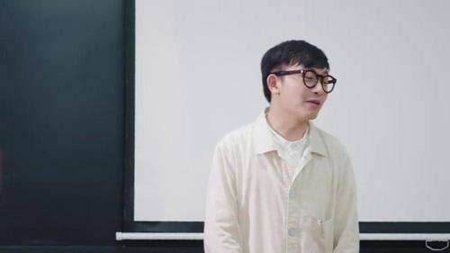 班主任现身,介绍学校规章制度,絮絮叨叨的