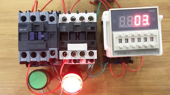 电工知识:一个时间控制两个接触器循环启动,循环运行,接线讲解
