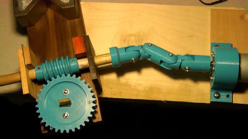 机械达人设计了一套万向节联轴传动装置,运行起来真的很有感觉!