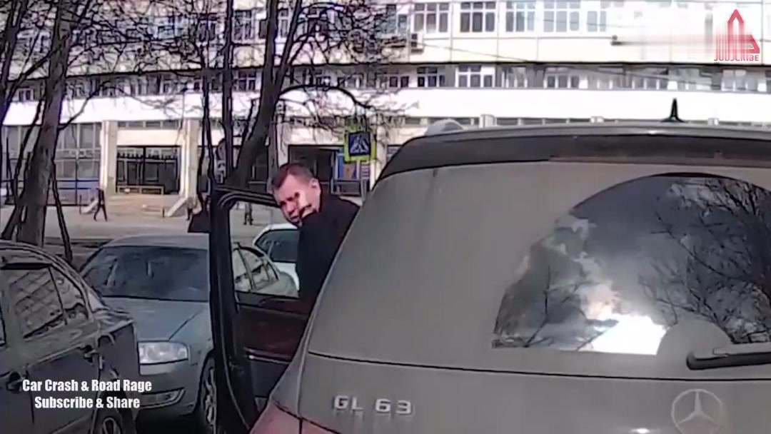 行车记录仪记录下的奇葩交通事故