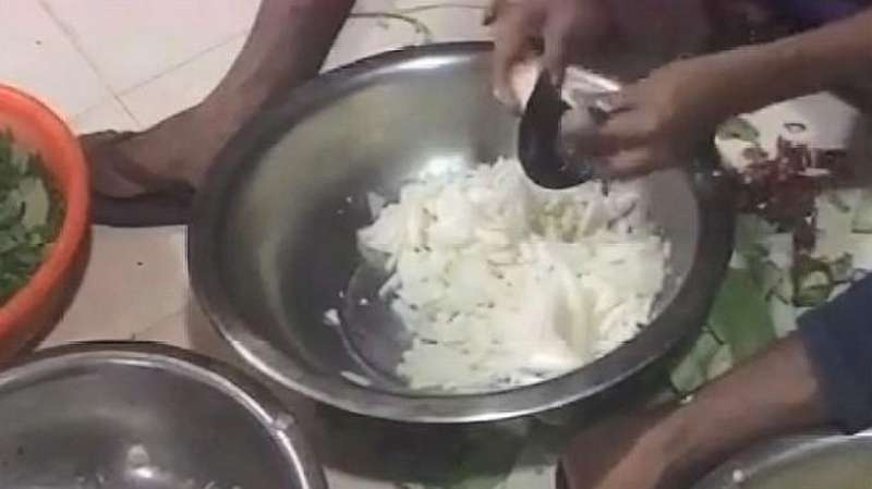 在我们中国都是刀切菜,而在印度那边都是菜切刀!