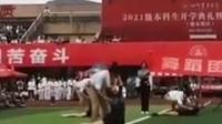 近日,四川农业大学新生军训休息期间的一段舞蹈被批“不雅”,校方...