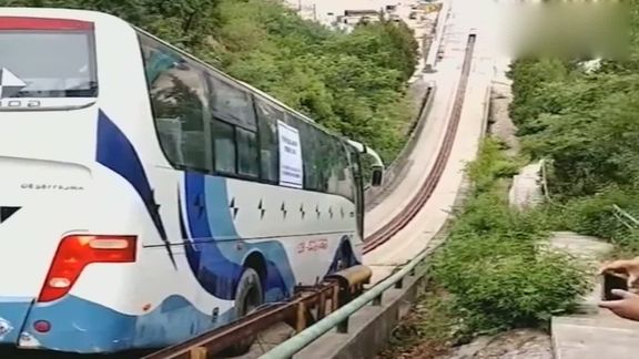 罕见大巴车撞击测试,太敢玩了吧,这得浪费多少钱!