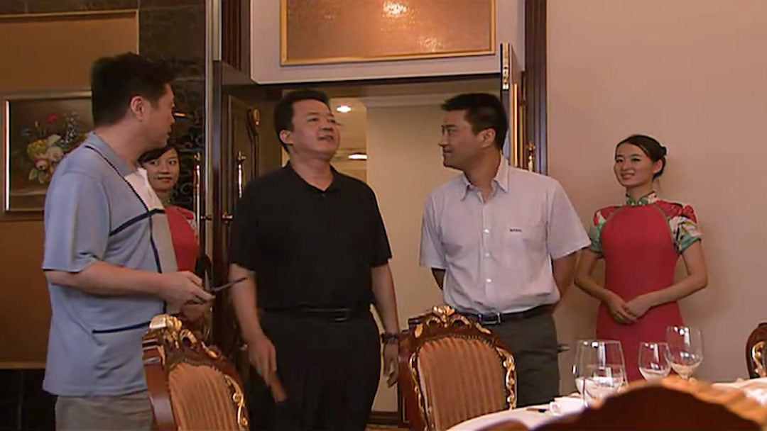 学校面临停课,主管领导还在酒店与富商大吃大喝