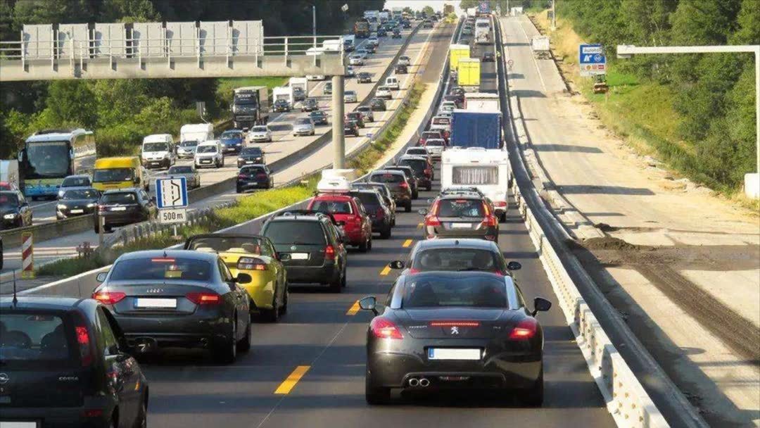 手动挡汽车遇到堵车,走走停停该如何正确操作?这样做避免毁车