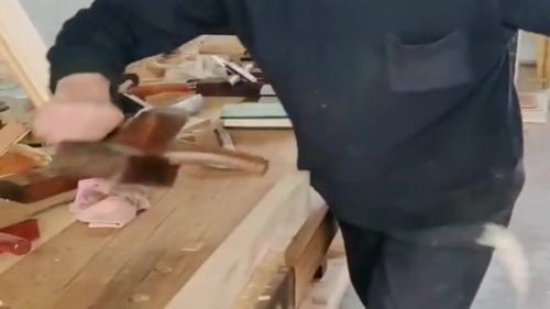 木料的打磨,多年的老师傅,这干活水平就是牛