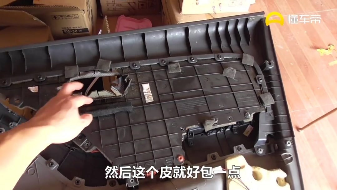 自己动手更换汽车门板皮,只有老司机才有这个手艺