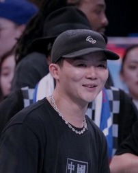 #这就是街舞# @杨凯 手肘撑地大回环，是你没见过的新招！小明在努力bboy 腾空而起背部着地，一记大招震惊全场！这场火爆battle，值得再看亿遍！[网页链接]