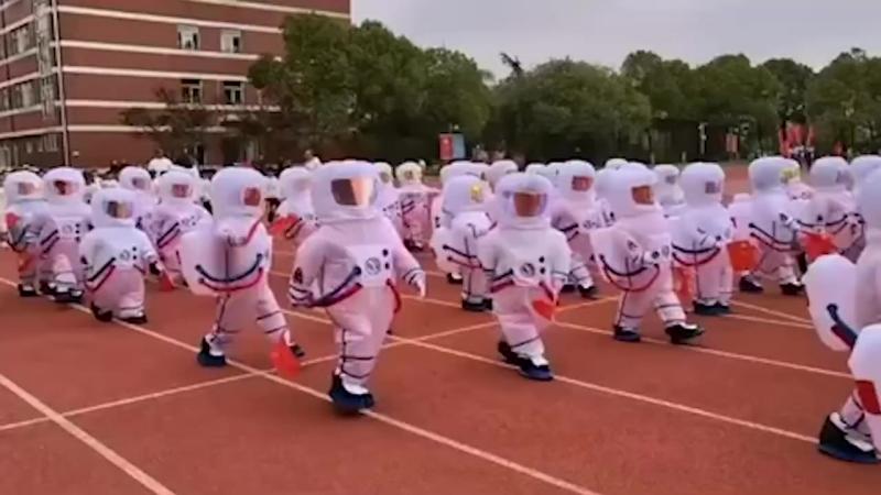 【可可爱爱!萌娃运动会组成宇航员方阵 大步入场气势十足】11月9日,...