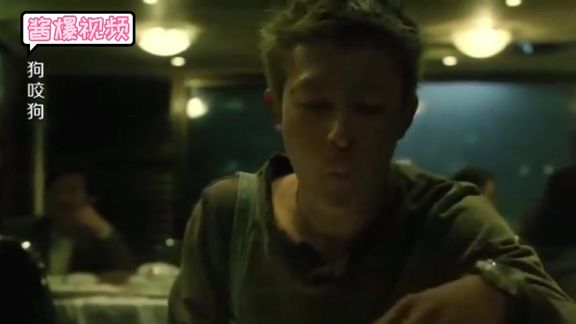 狗咬狗:流浪汉狼吞虎咽的吃饭,下一秒竟然直接开枪打死富太太