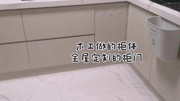 这就是我家厨房:木工打的橱柜,全屋定制做的柜门ߤ�真是省了不少钱...