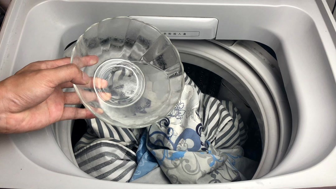 洗床单时,在水里倒一碗,再脏的床单都能洗的洁净如新,方法真棒
