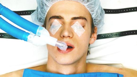 男子在手术台上麻醉失效,手术过程太让人揪心,疼痛指数达到10级