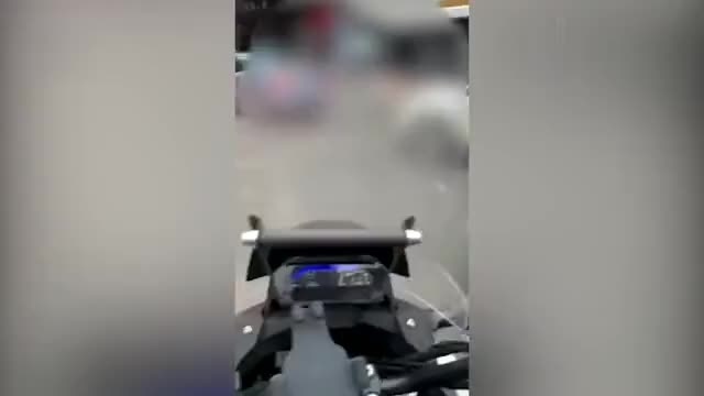 城管人员开车未系安全带,被市民怒怼执法犯法,交警:罚款50元