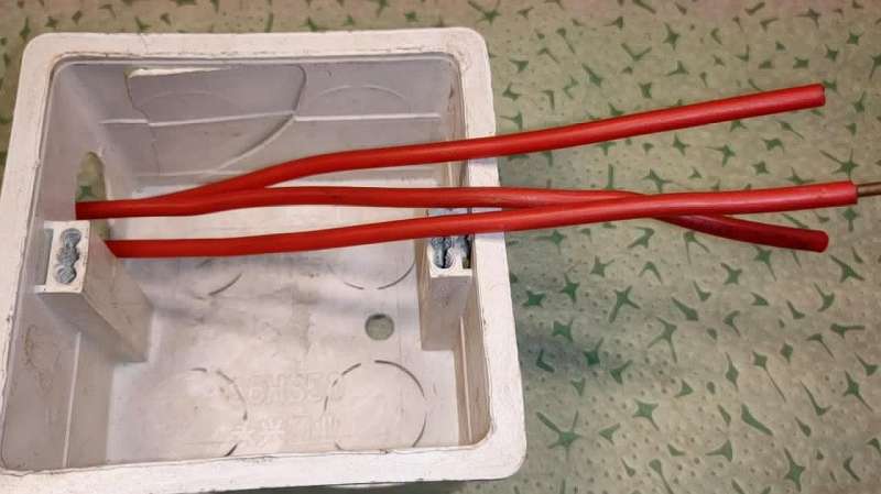 颜色都一样,如何快速分辨火线、零线和地线?老电工一招解决了