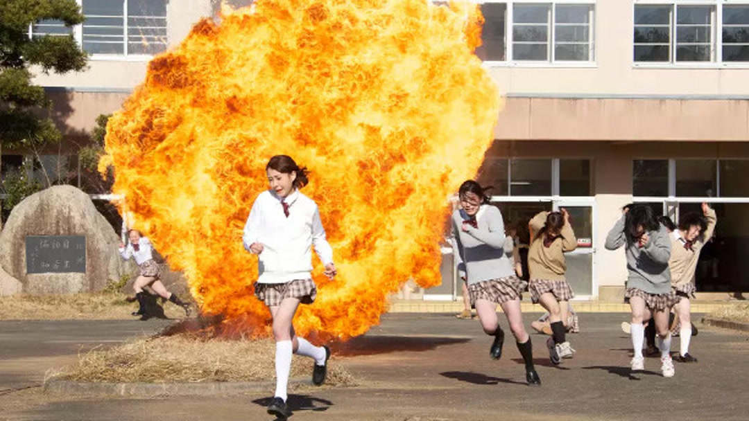 美丽女孩放屁竟崩出大火球,吓傻同学,这力度都够起飞了!