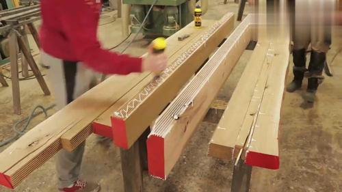 制作一张实木桌子,机械手都用上了,这是不计成本啊,设备真齐全