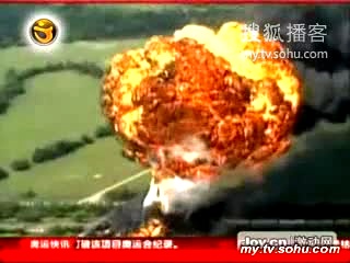 美国火车撞上油罐车后脱轨