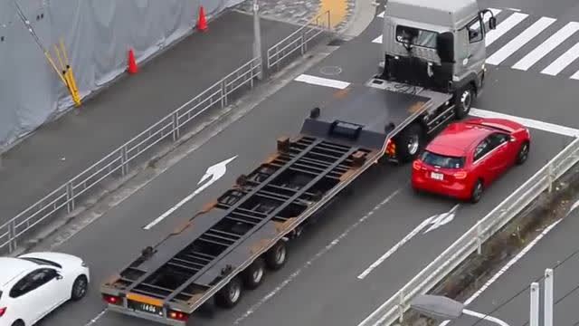 超长货车挂车在十字路口转弯,转弯半径真大