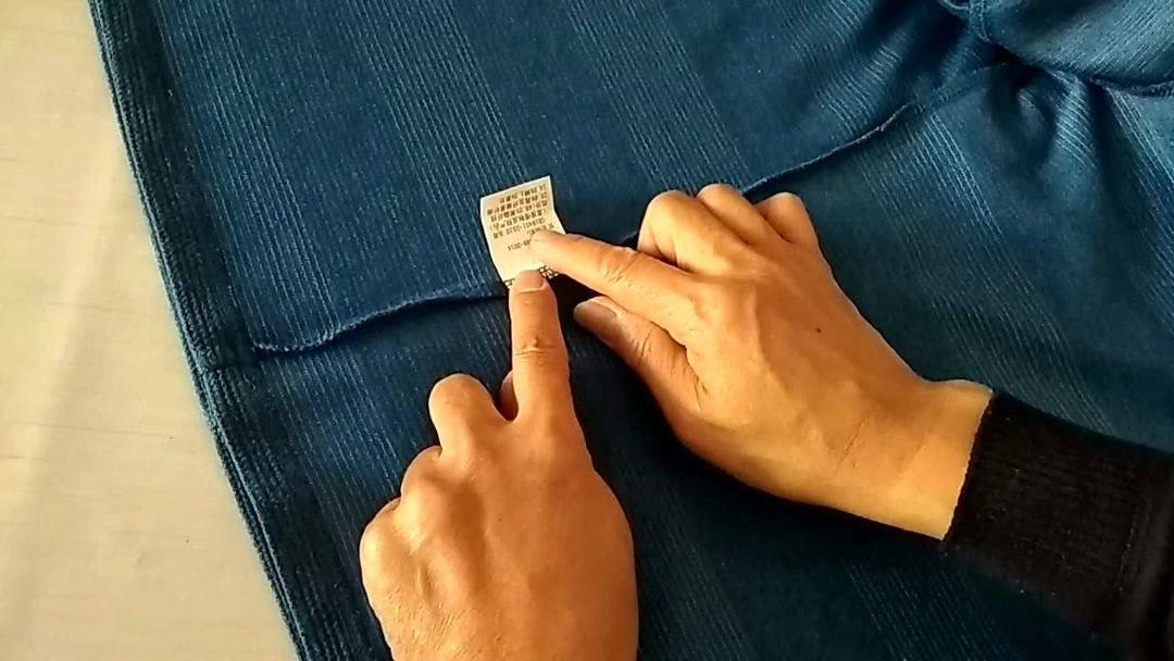 衣服里面的商标扎皮肤不舒服,老师傅教你怎么拆商标不留破洞