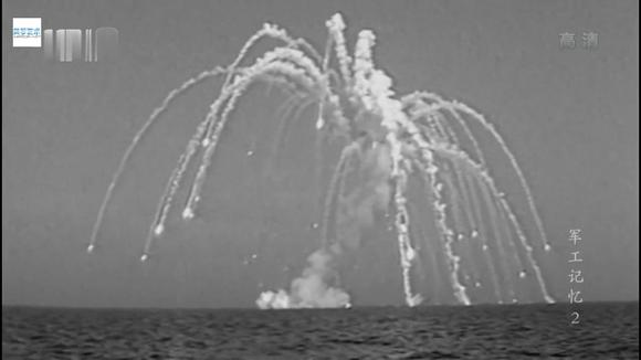 中国第一枚“巨浪一号”导弹试射瞬间,今天看来依然令人痛心不已