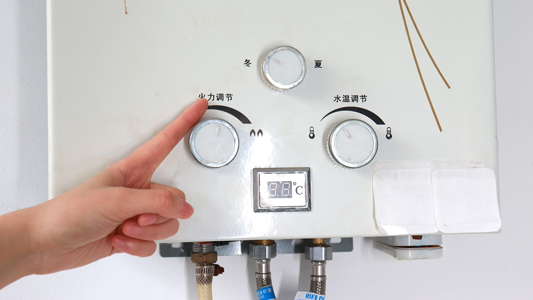 燃气热水器有3个旋钮，很多人不会调，难怪水温忽高忽低，真实用