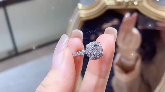 布灵布灵闪的,戒指,有喜欢的,可以工厂定制。