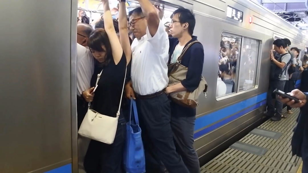 日本地铁有多可怕?被称为“女性的噩梦”,看完让人无法接受!