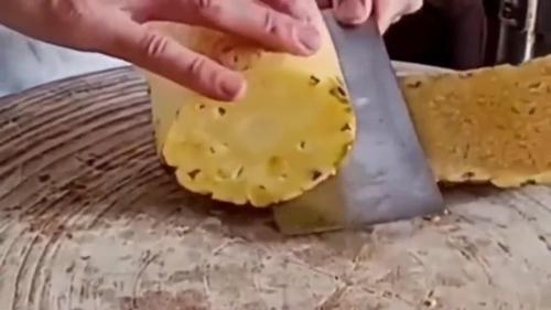 菠萝的一种切法,厨师教你去皮不带刺的手法,是不是很简单呢?