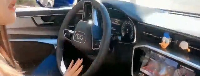 美女单手打方向盘的动作帅不帅?你行吗?