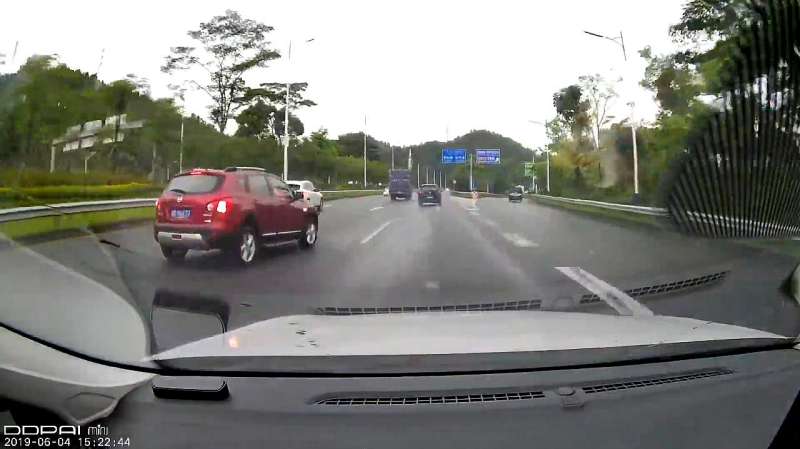 行车记录仪:连续变道不观察后面情况,这是什么情况?