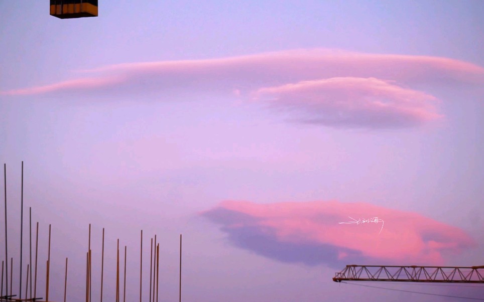 停一会儿,安静地看看2月17日晚大理绝美的荚状云