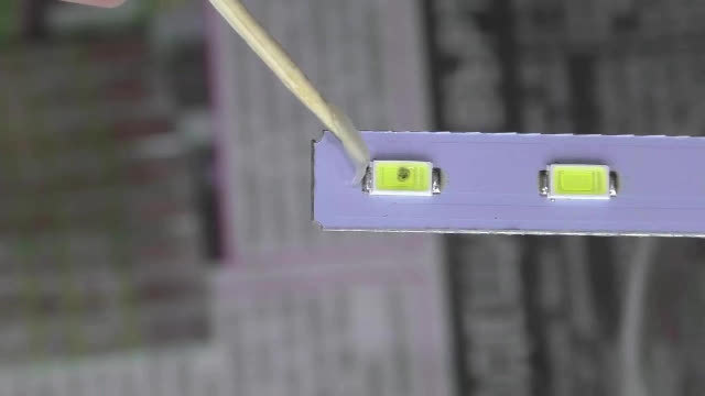 这种小的LED灯在焊接时一定要小心,很容易吹坏温度