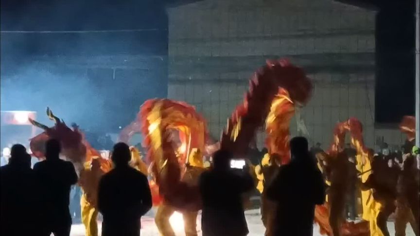 这才是过年的气氛#烟花ߎ� #红红火火 #民间艺术表演 #舞狮表演