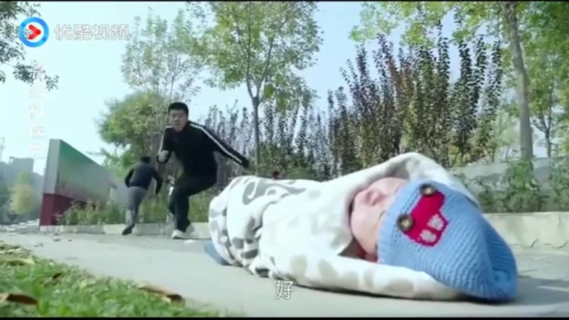 人贩子丧心病狂,竟敢摔婴儿逃跑,警察怒了,一脚把他踹翻在地