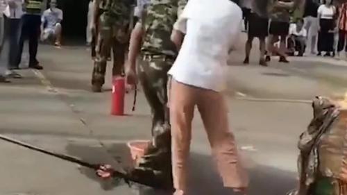 现场模拟火灾现场,这位大姐的举动,差点把消防员给吓坏了!