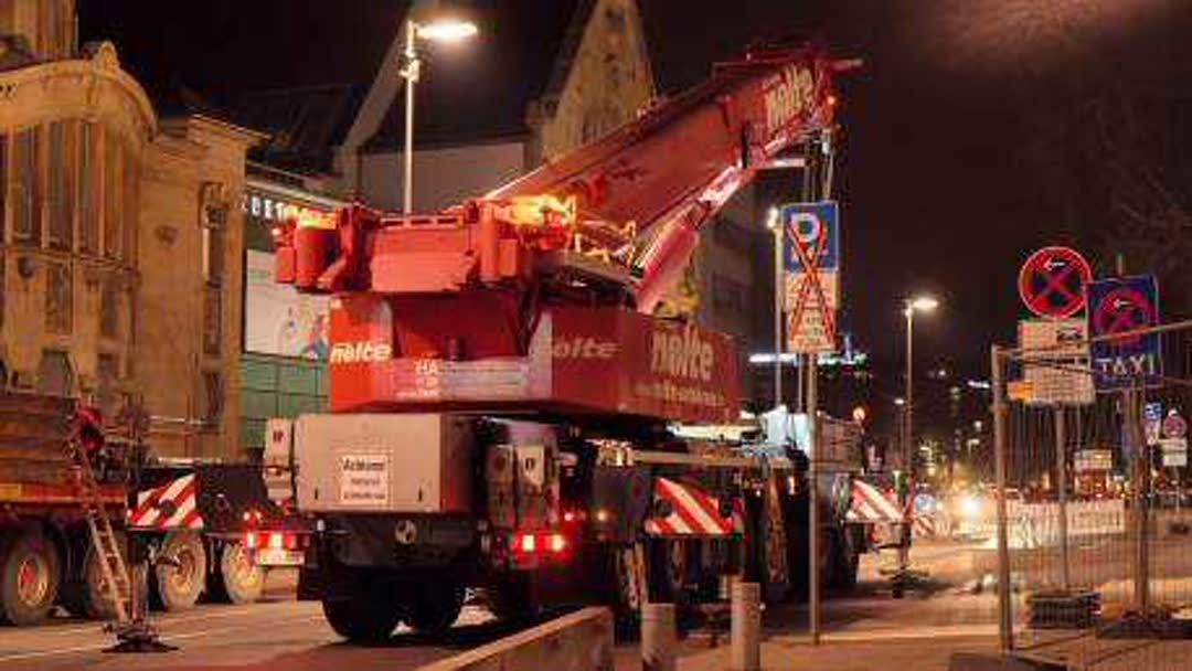 移动式起重机,将脚手架线提升到汉诺威的展示塔上?厉害了啊!