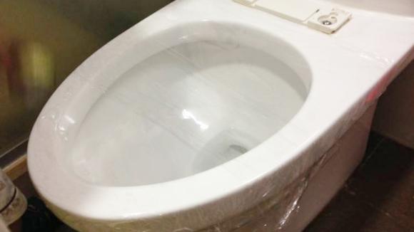 马桶堵了不要着急,只需一张保鲜膜就可以轻松疏通马桶,太厉害了