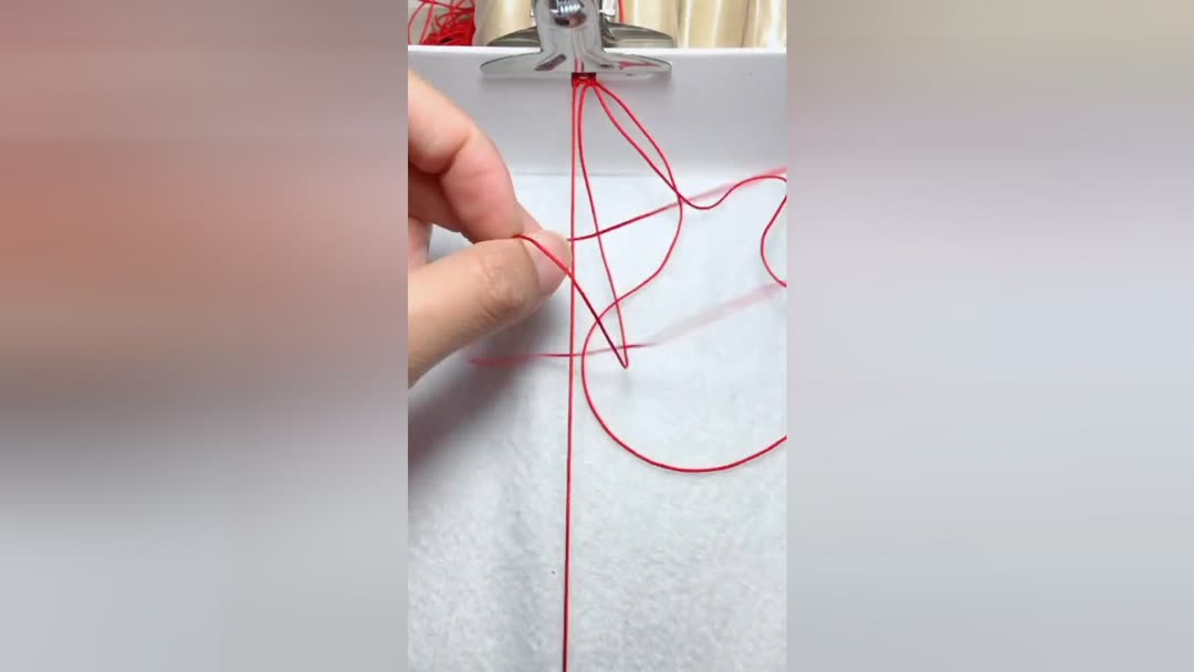 包硬币开头编法教程一编织包硬币红绳手链必学,喜欢的宝宝可以看一下