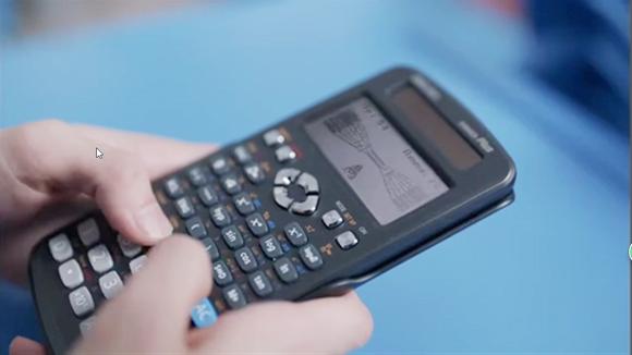 人家一哥就是一哥在用计算器打CS,你的也太糙了