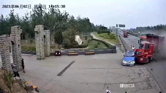 1死3伤!河北重型半挂车撞瘪出租车,一乘客1秒前下车死里逃生