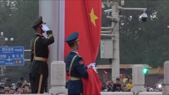 擎旗手接过护旗手递来的国旗,收国旗每一个动作都非常认真帅气!