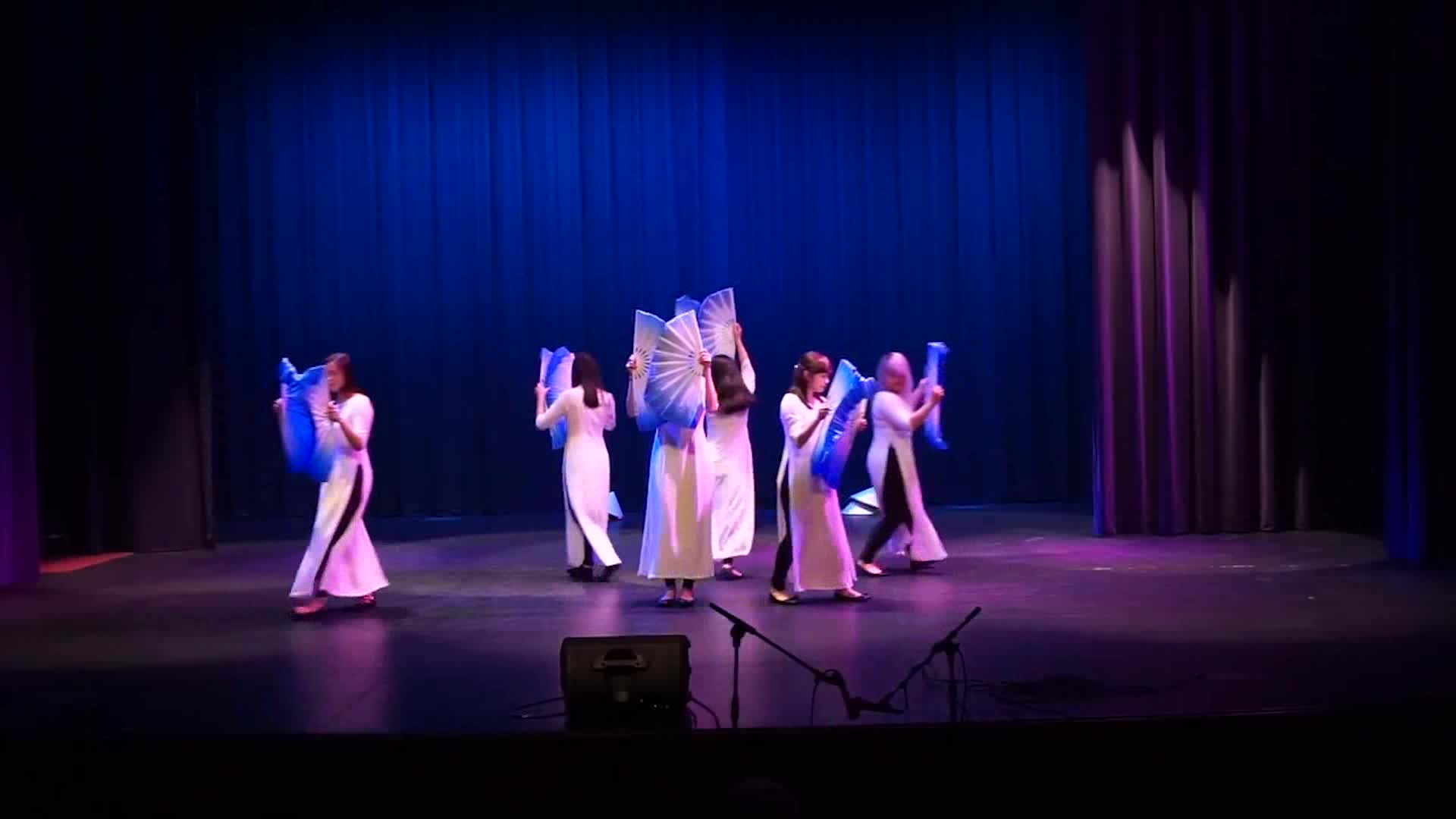 大学生在毕业晚会上跳的这支传统舞蹈,优美的身姿让台下学生疯狂